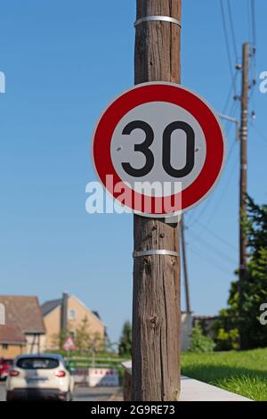 Tempo 30 sign in a residential street in Hamburg Stock Photo - Alamy
