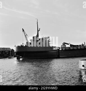 Dredger Sand Swift, built by J Bolson of Poole, undergoes fitting out ...