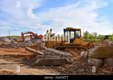 Crusher destroys reinforced concrete at demolition site Stock Photo - Alamy