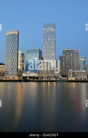 Evening riverside view of the Canary Wharf estate, Docklands, Thames ...
