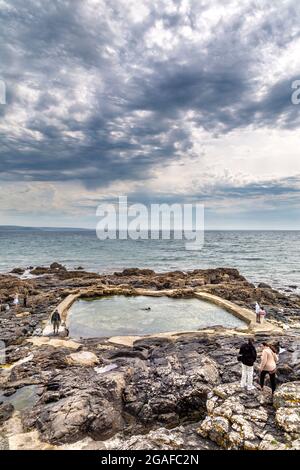 Rock pool in Mousehole overlooking the sea along the South West Coast ...