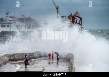 Brighton, July 30th 2021: Storm Evert batters the coastline at Brighton ...