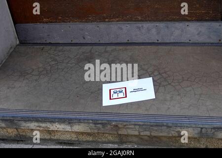 A sign with the German inscription for wearing a mask during the Corona ...