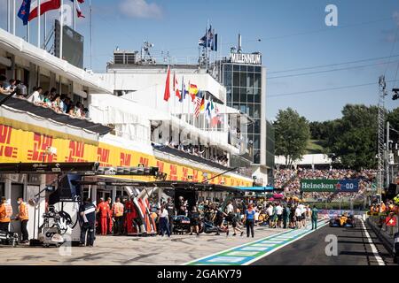 Lando Norris (GBR) McLaren MCL35M leads Kimi Raikkonen (FIN) Alfa Romeo ...