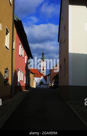 Mystische Lichtstimmung am Wolkenhimmel über Altstadt und Kirchturm und ...