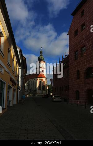 Mystische Lichtstimmung am Wolkenhimmel über Altstadt und Kirchturm und ...