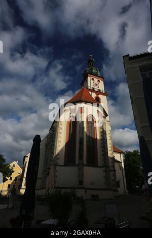 Mystische Lichtstimmung am Wolkenhimmel über Altstadt und Kirchturm und ...
