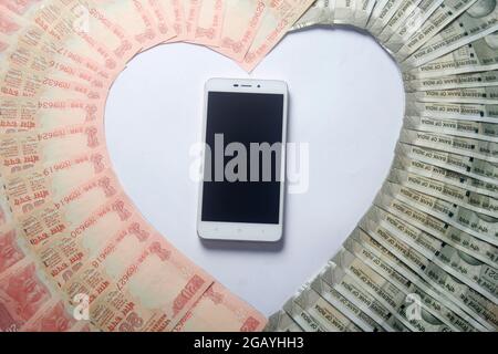 Closeup of Indian new 500 rupee note with backside of heritage red fort ...