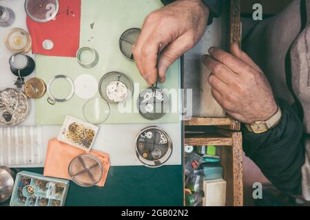 Hands of watchmaker fixing a watch in close-up Stock Photo - Alamy