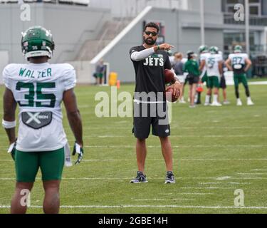 New York Jets running backs coach Taylor Embree takes part in drills ...