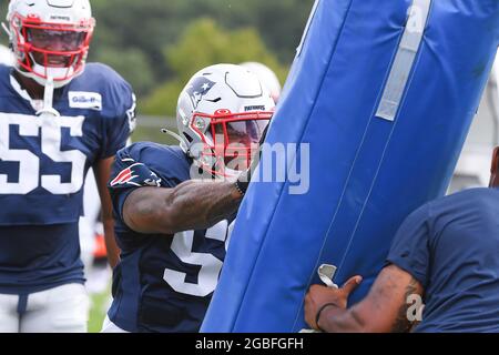 New England Patriots linebacker Anfernee Jennings (33) rushes during ...
