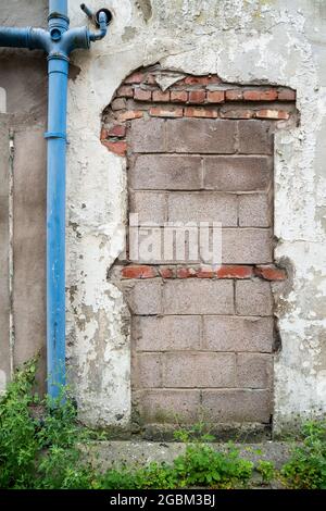 Blocked up back doorway to building in back street Stock Photo - Alamy