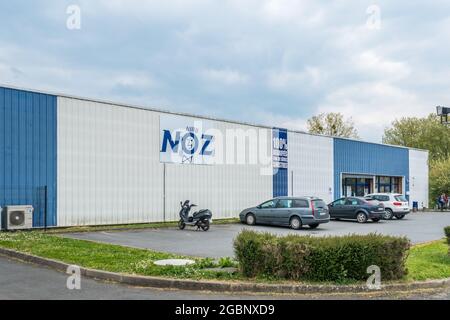 NOZ in France: Front view of French Store boutique with logo and ...
