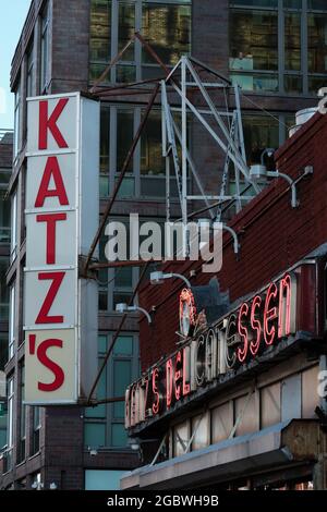 People waiting in line to the Katz's Delicatessen Restaurant, New York ...