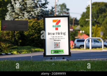 A now hiring sign seen at a 7-Eleven convenience store Stock Photo - Alamy
