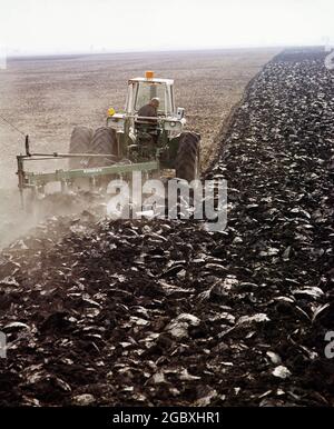 1980s TRACTOR WORKING FIELD Stock Photo - Alamy