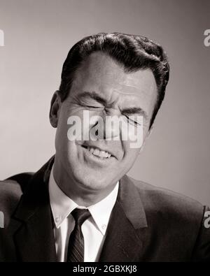 1950s 1960s MAN FUNNY FACIAL EXPRESSION POINTING DOWN WEARING GROCER ...