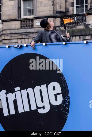 Edinburgh, United Kingdom. 06th Aug, 2021. Pictured: A street performer ...
