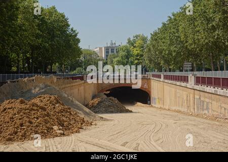 Paris, moderne Straßenbahnlinie T3, Bd des Marechaux, Autounterführung ...