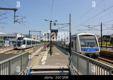 Paris, Tram Line T4 Bondy - Aulnay-sous-Bois Stock Photo - Alamy