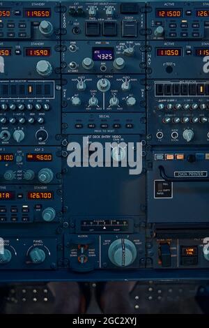 COCKPIT - FLIGHT DECK INSTRUMENTATION ON BOEING 747-400 Stock Photo - Alamy