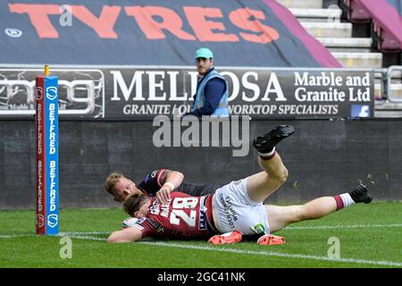 Sam Halsall (28) of Wigan Warriors goes over for a try Stock Photo - Alamy