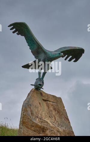 Sculpture of bronze Osprey at Spey Bay, Moray Coast Stock Photo - Alamy