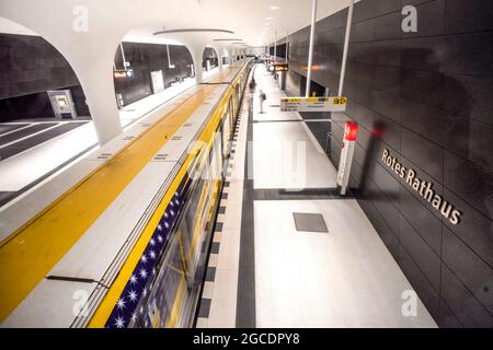 Einfahrende U-Bahn der Linie U5 an der Haltestelle Max-Weber-Platz in ...