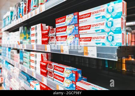 Colgate toothpaste for sale on a shelf in a supermarket Stock Photo - Alamy