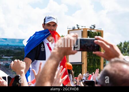 Florent Manaudou of France celebrates with the audience during the ...