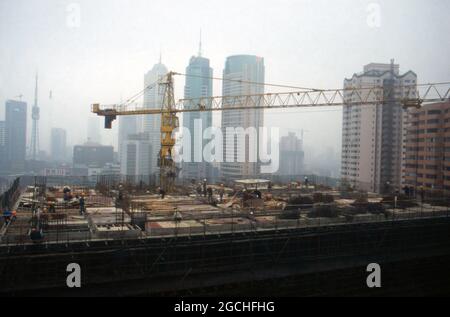 Neue Baustellen in der Innenstadt von Shanghai, China 1998. New ...