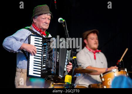 Tommy Banner (accordian) performs with The Wurzels at The big Sheep ...