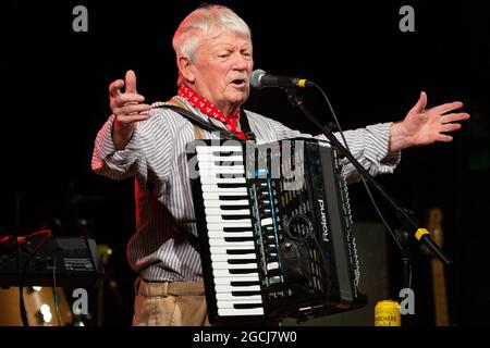 Tommy Banner (accordian) performs with The Wurzels at The big Sheep ...