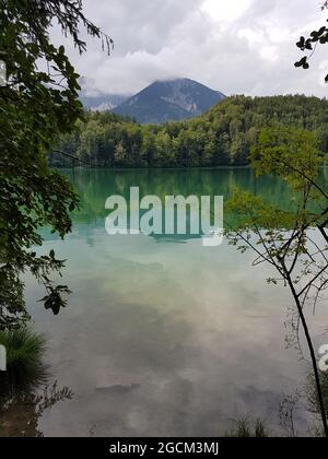 Sonne und Wolken in den Alpen Sonne und Wolken wechseln sich am Himmel ...