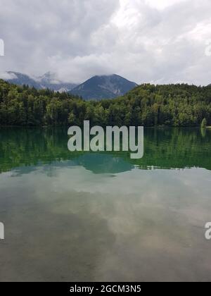 Sonne und Wolken in den Alpen Sonne und Wolken wechseln sich am Himmel ...