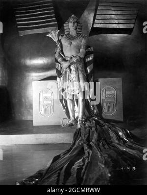 THE TEN COMMANDMENTS, Charles de Roche as Pharaoh Rameses II, 1923 ...