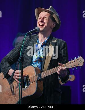 Neuhardenberg, Germany. 08th Aug, 2021. Alexander Scheer (l), actor ...