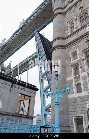 London tower bridge (bascules bridge ) stuck open from early Monday ...