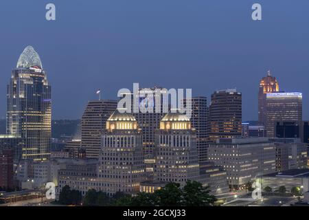 The skyline of Cincinnati, Ohio including the Great American tower and ...