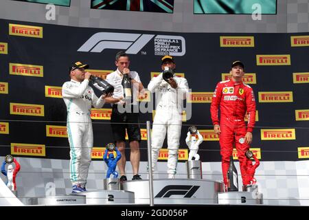 (L to R): Nathan Divey (GBR) Mercedes AMG F1 No1 Mechanic celebrates on ...