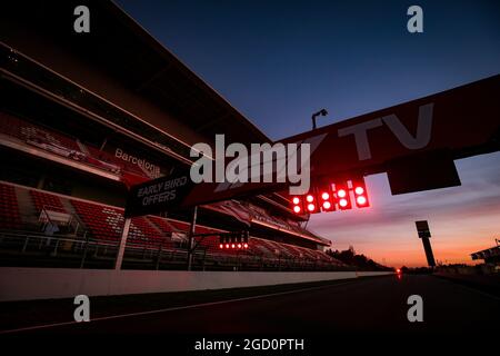 Circuit atmosphere - start / finish lights. Formula One Testing, Day 3 ...