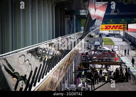 Renault Sport F1 Team practices a pit stop. Austrian Grand Prix, Friday ...