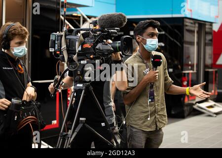 Lawrence Barretto (GBR) Formula 1 Senior Writer Editor (Left) and Will ...