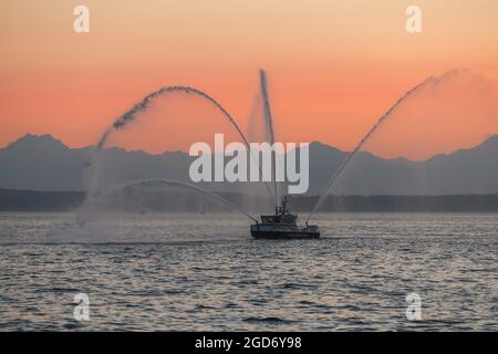Seattle, USA. 10 July, 2021: Seattle Fire Department practicing on Elliott Bay at sunset Stock ...