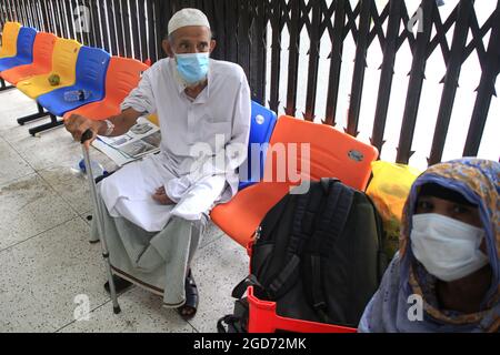 Dhaka, Bangladesh. 11th Aug, 2021. Abdul Malek 80 years old beats coronavirus in Bangladesh ...