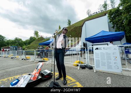 London, UK. 13 August 2021. O’rael, a singer, entertains the public in ...