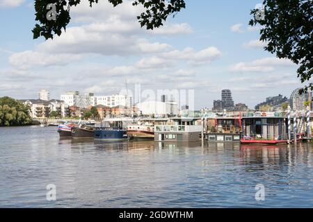 Houseboats on the River Thames at Prospect Quay, Riverside Quarter ...
