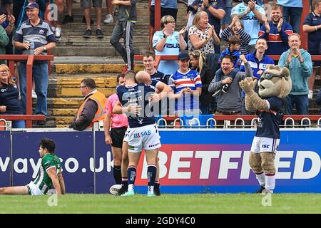 Wakefield, UK. 15th Aug, 2021. David Fifita (8) of Wakefield Trinity is ...
