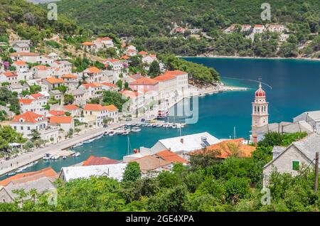 Panorama of picturesque town Pucisca in Croatia, Island Brac, Europe ...