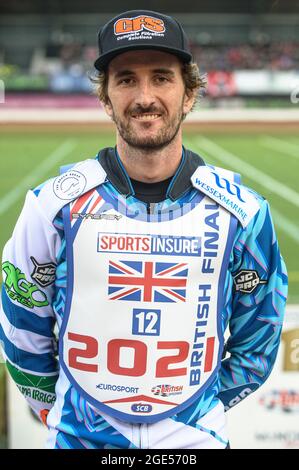 MANCHESTER, UK. AUGUST 16TH Adam Ellis (White) leads Richard Lawson ...